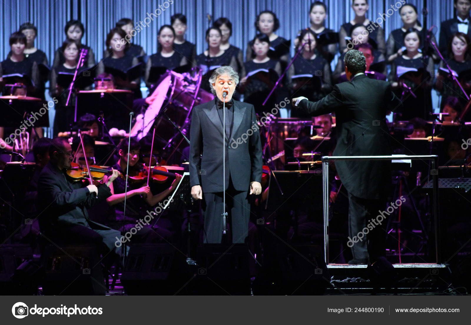 Italian Tenor Andrea Bocelli Sings His Concert Taipei Taiwan May ...