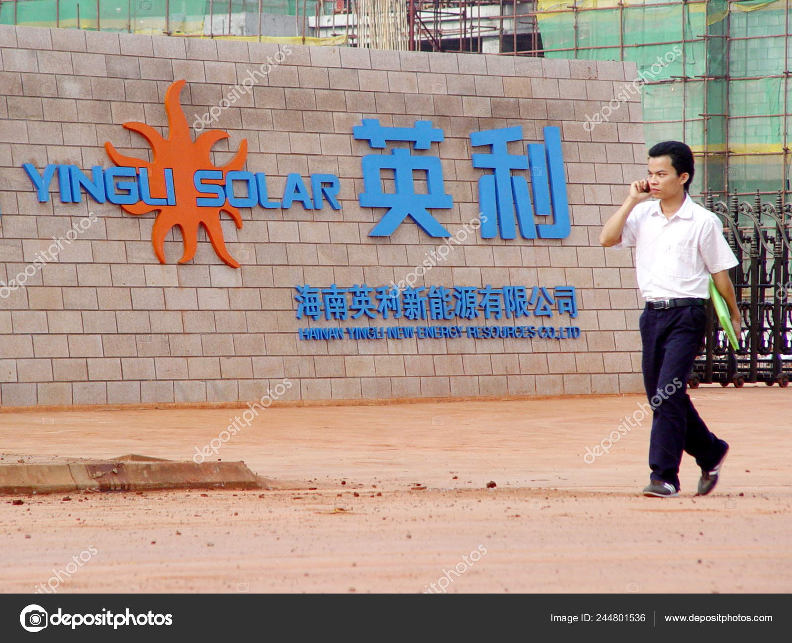 Chinese Man Walks Logo Yingli Solar Hainan Yingli New Energy — Stock ...