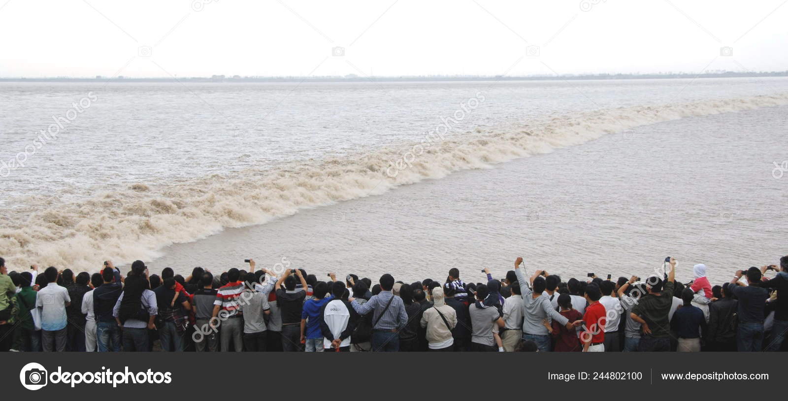 Crowds Visitors Gather Watch Tidal Bore Qiantang River Haining City ...