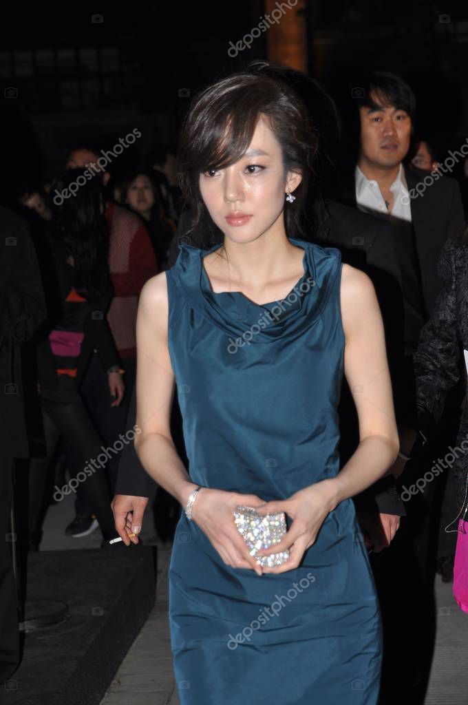 La actriz surcoreana Lim Soo Jung posa para las fotos durante la gala ...