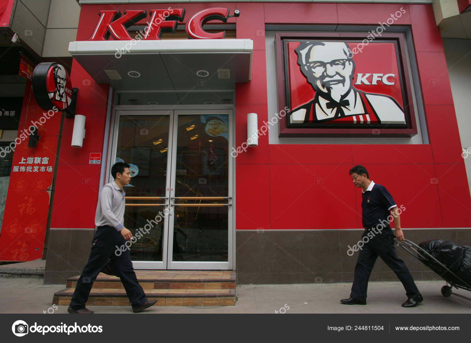 Chinese Men Walk Restaurant Kfc Shanghai China October 2008 – Stock ...