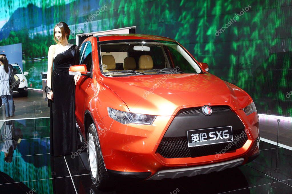 Un modelo posa junto a un Geely Englon SX6 en la 11ª Exposición ...