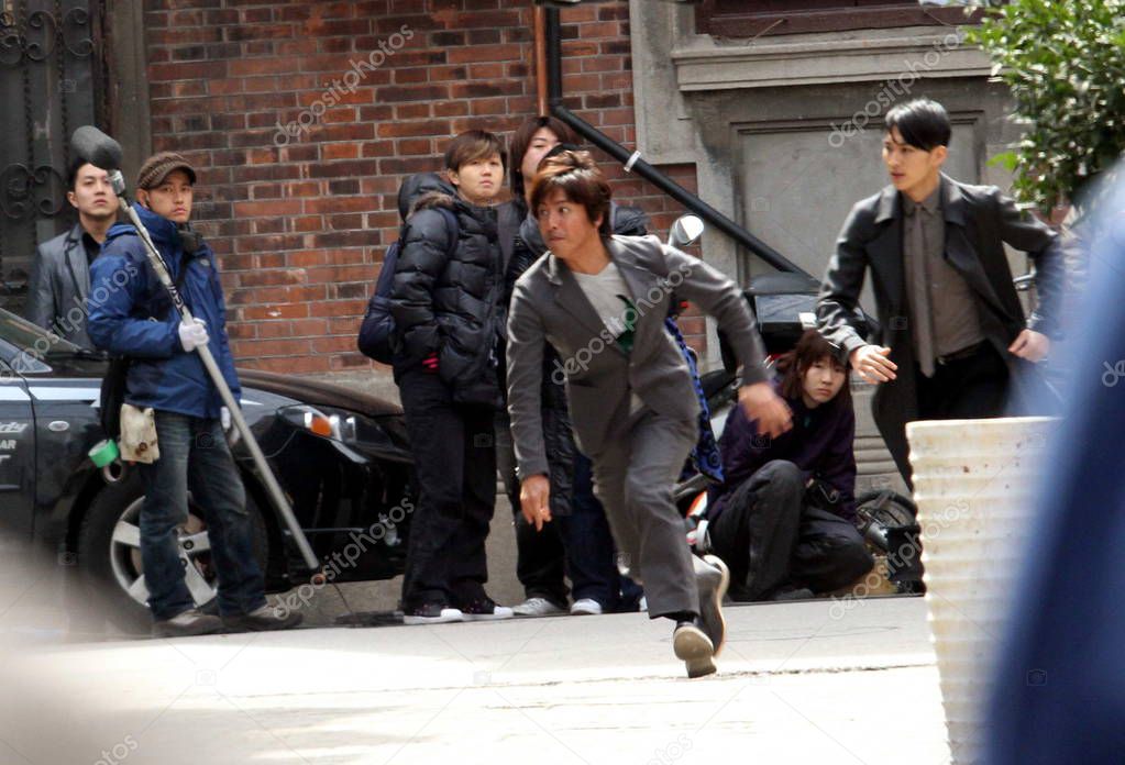 Los actores japoneses Kimura Takuya (L) y Matsuda Shota son vistos durante el rodaje de su nuevo ...