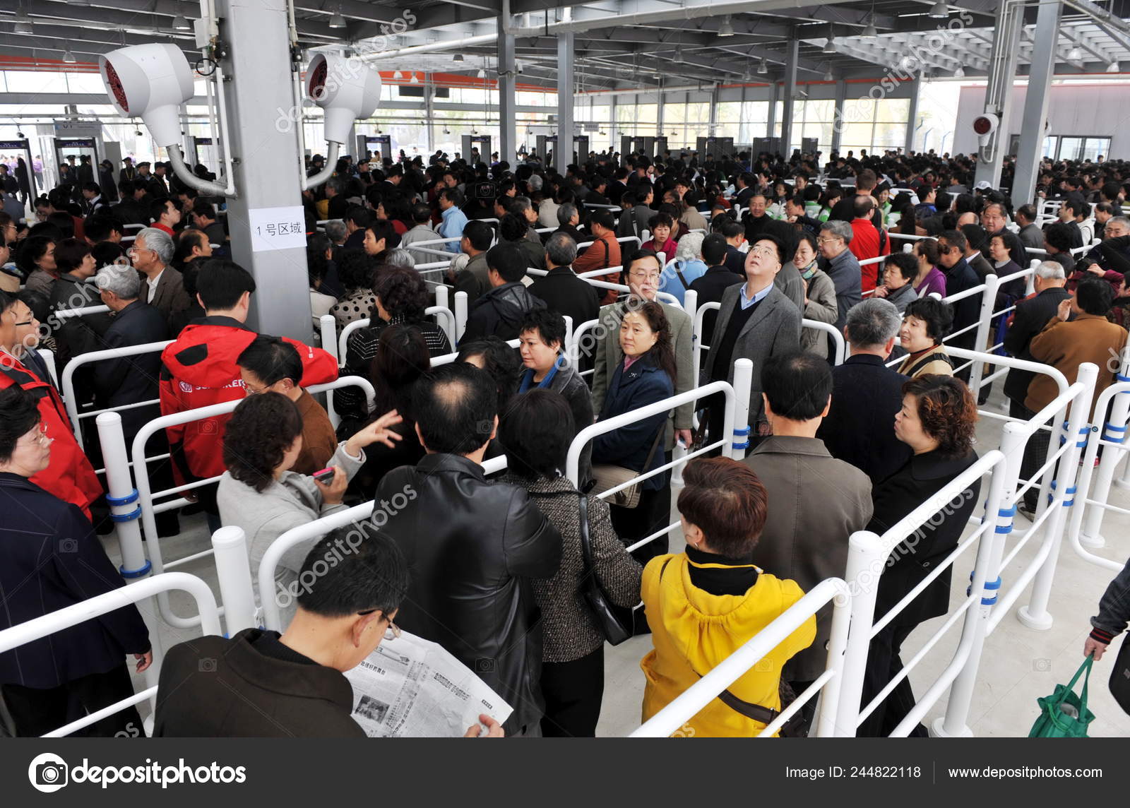 Crowds Visitors Queue Enter Expo Site Shanghai China April 2010 – Stock ...