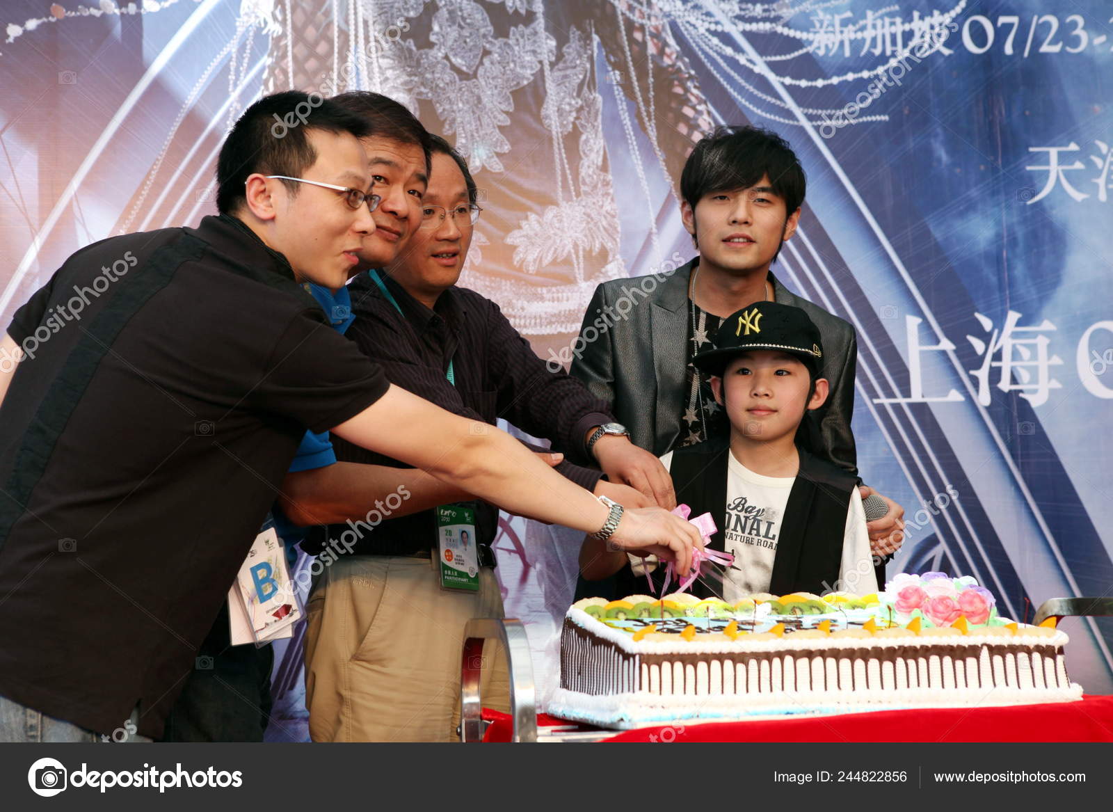 Taiwanese Singer Actor Jay Chou Second Right Poses Chinese Child ...