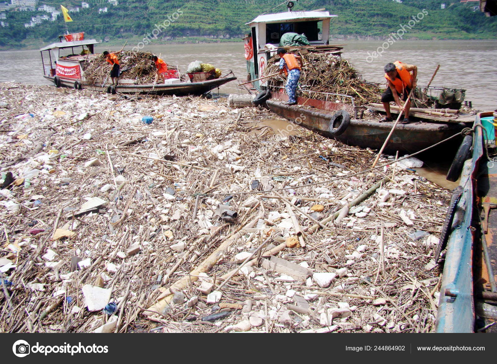 Chinese Workers Clean Trash Floating Yangtze River Three Gorges ...
