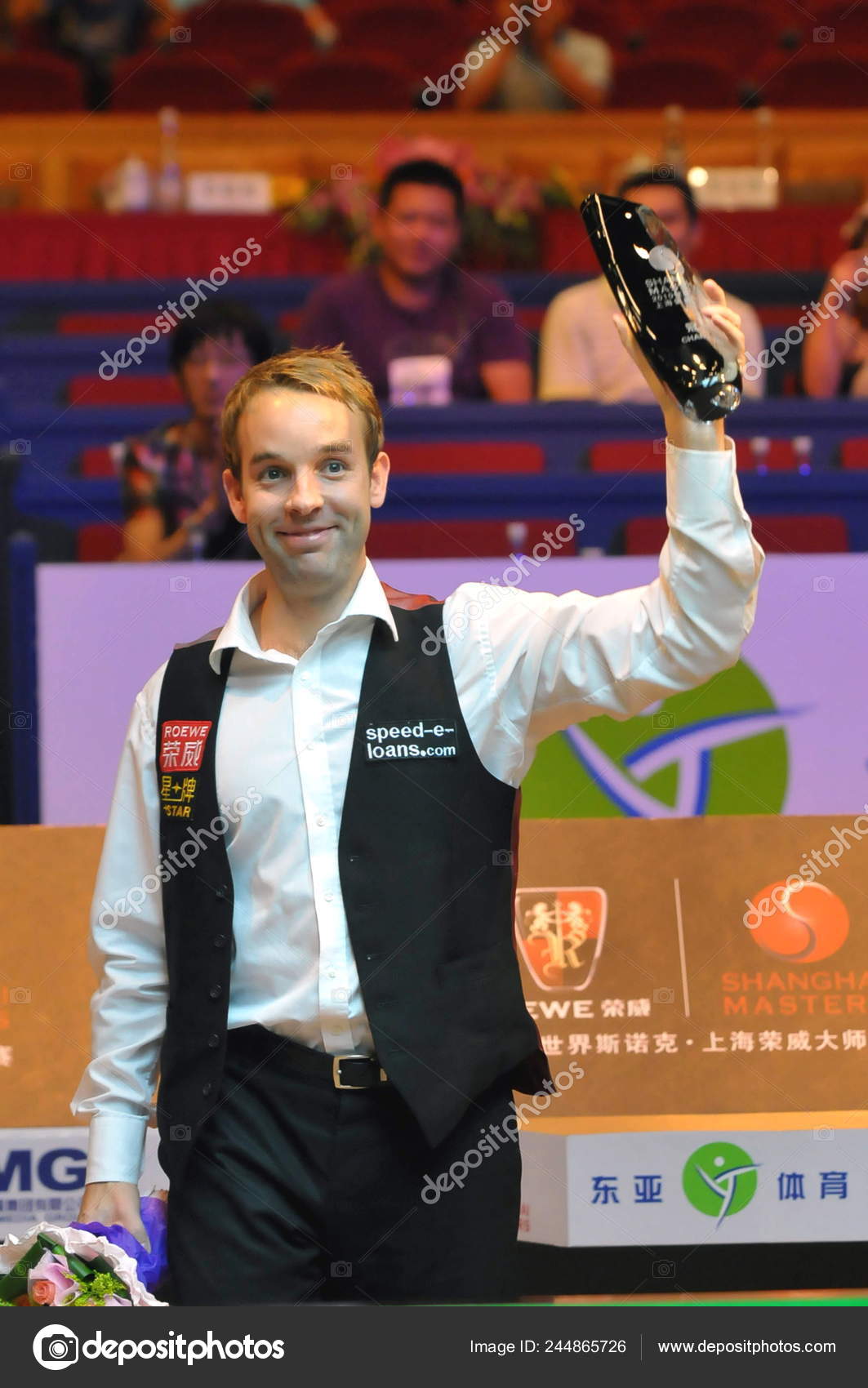 Allister Carter Holds Trophy Winning Final World Snooker Roewe Shanghai ...