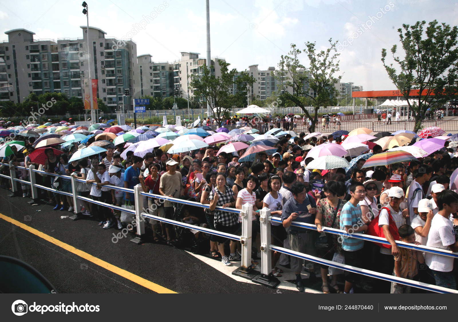 Crowds Visitors Queue Enter Expo Park Shanghai China August 2010 ...