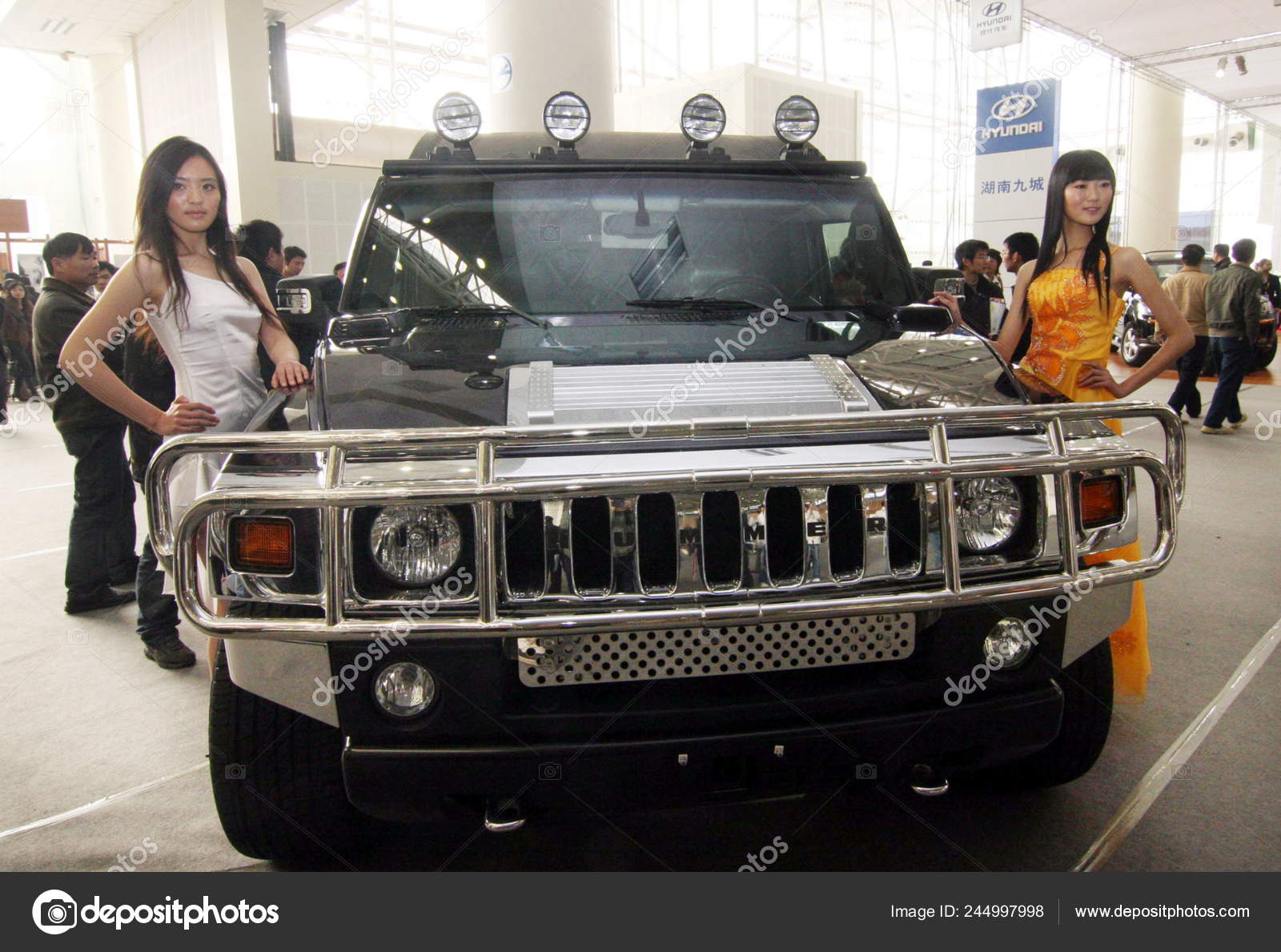 Modelos Chinos Posan Con Todoterreno Hummer Una Exposición Automóviles ...
