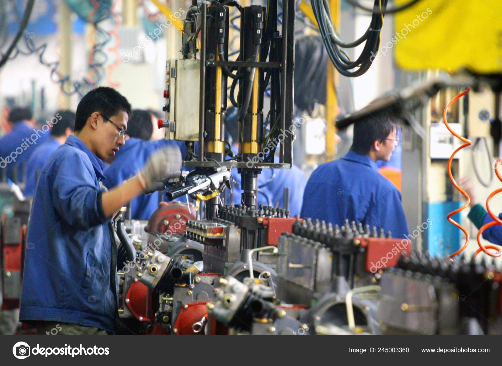 Chinese Factory Workers Assemble Engines Plant Weichai Power Weifang ...