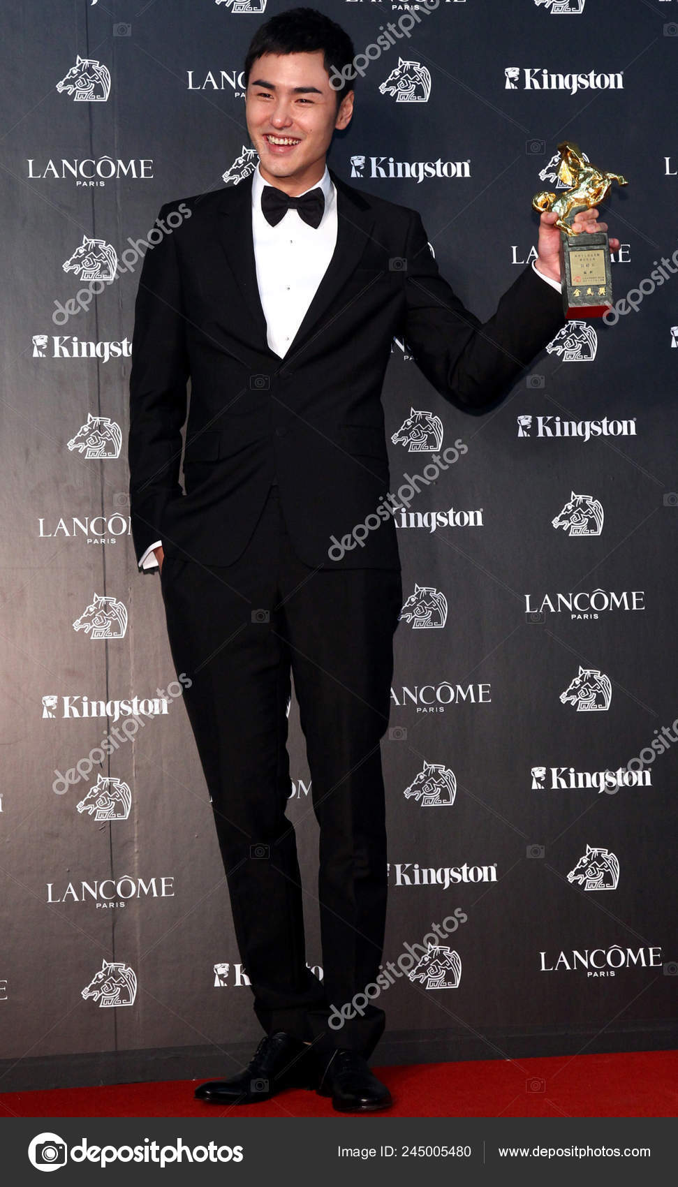 Taiwanese Actor Ethan Ruan Holds Trophy Best Actor 47Th Golden — Stock ...