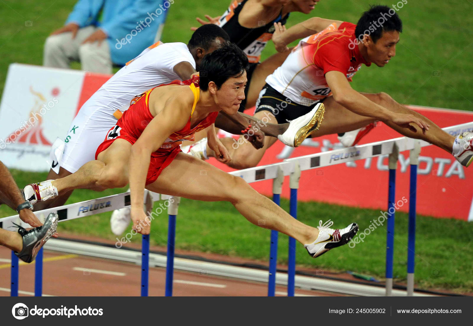 Chinas Star Hurdler Liu Xiang Front Competes Mens 110M Hurdles — Stock ...