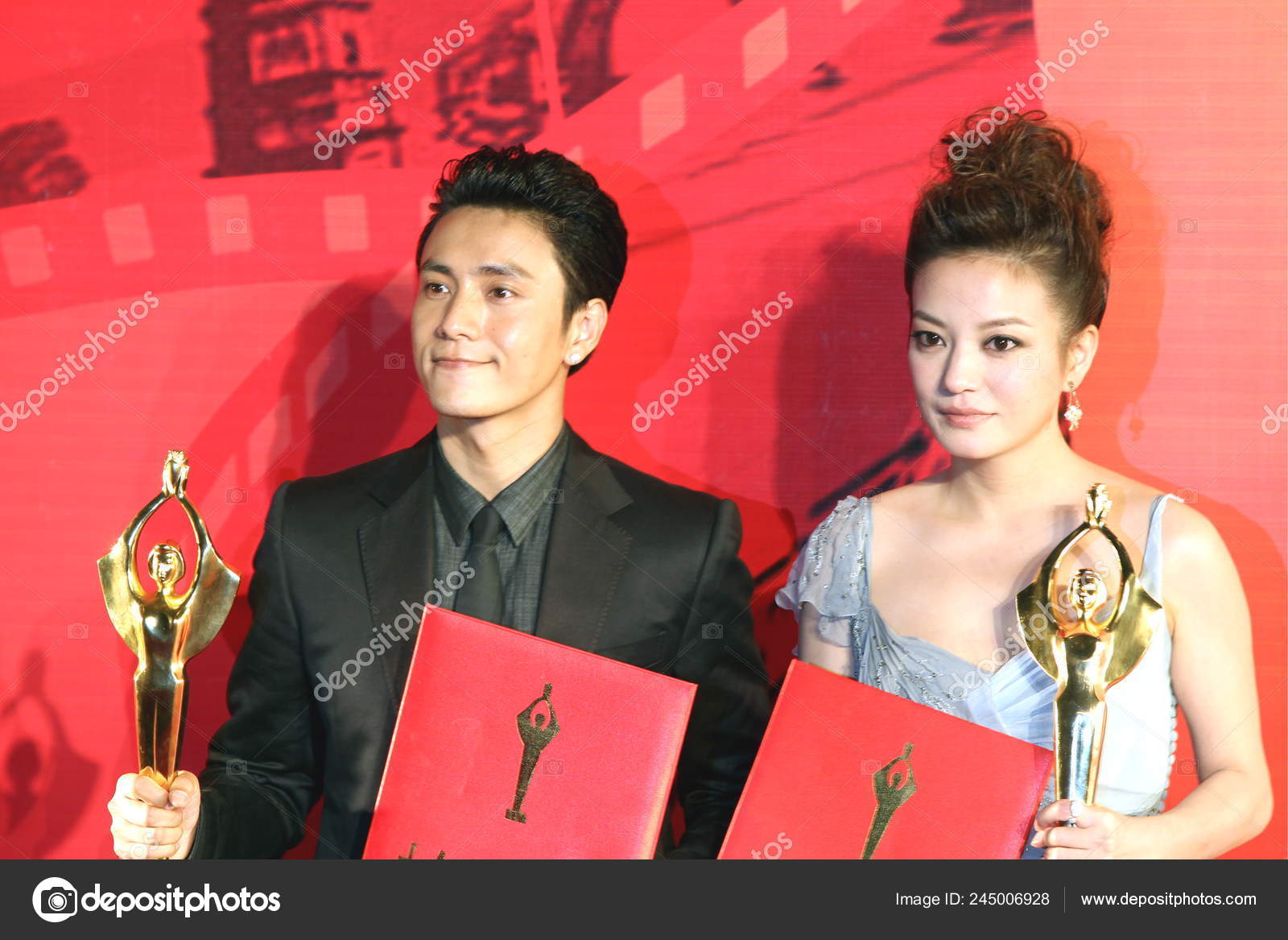 Chinese Actress Zhao Wei Right Actor Chen Kun Pose Trophies — Stock Editorial Photo