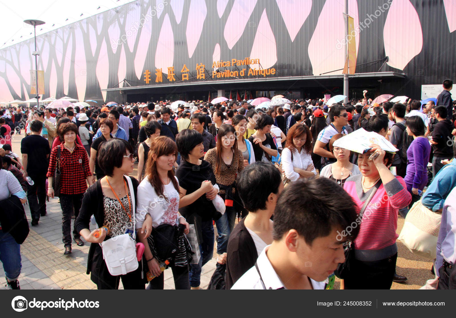 Multitud de personas en la calle — Foto editorial de stock ...