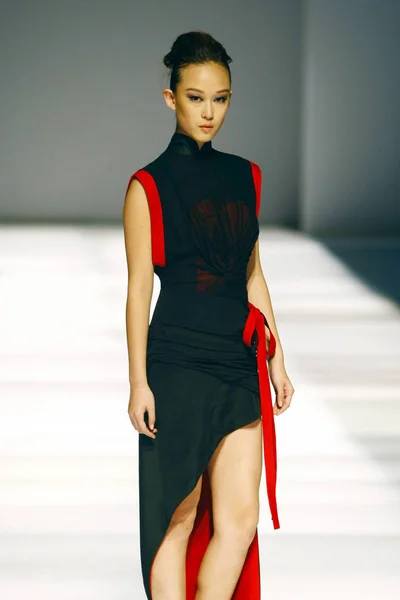 Modelo de pasarela en rojo Stock Photos, Royalty Free Modelo de ...