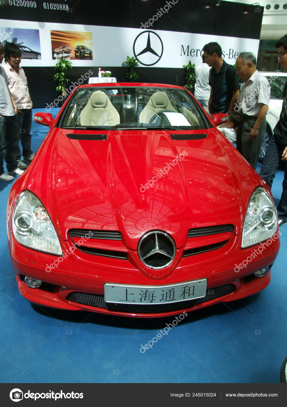 Chinese Visitors Look Imported Mercedes Benz Roadster Car Show Shanghai ...