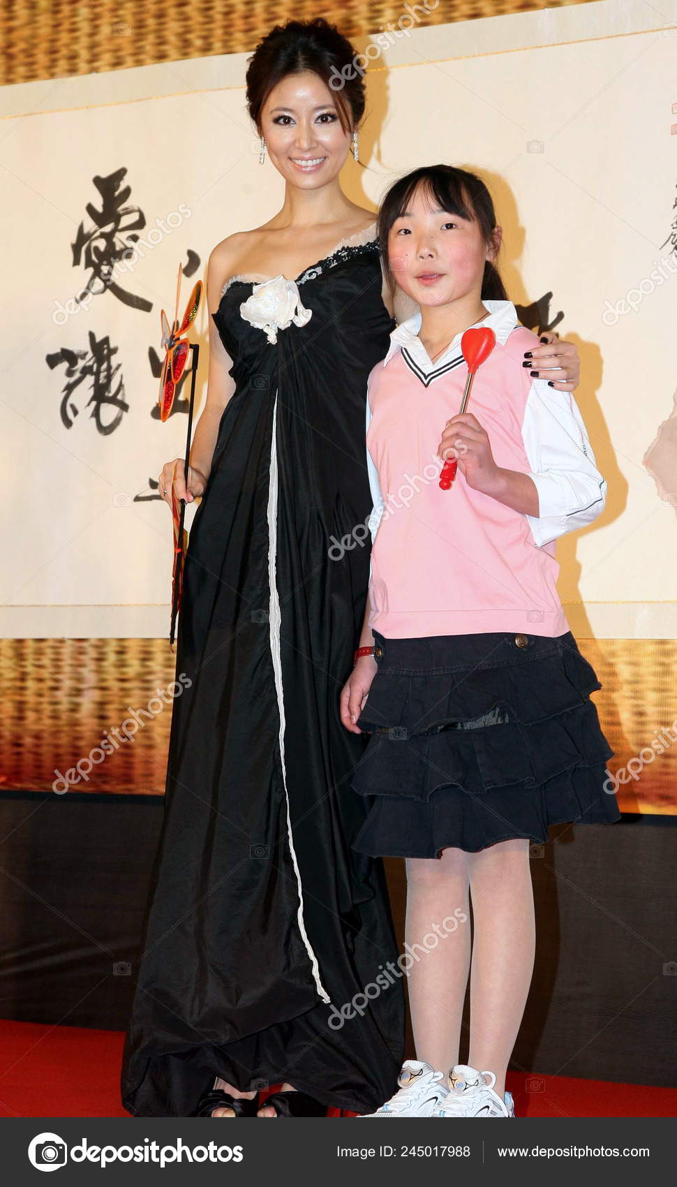 Taiwanese Actress Ruby Lin Arrives 2009 New Entertainment Charity Stars ...