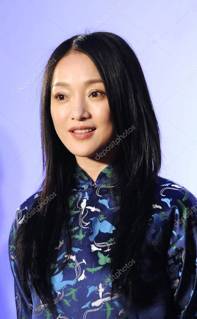 La actriz china Zhou Xun llega para una ceremonia de premiación en Beijing, el 1 de marzo de ...