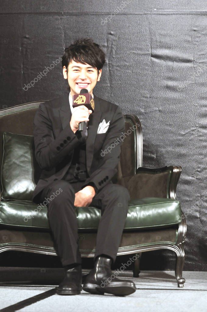 El actor japonés Satoshi Tsumabuki habla en una conferencia de prensa ...