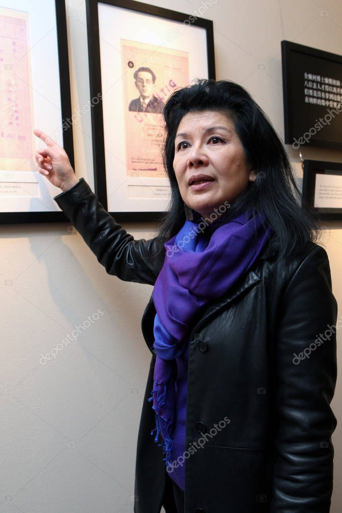 Manli Ho, la diplomática china Feng Shan Hos hija, presenta a sus ...