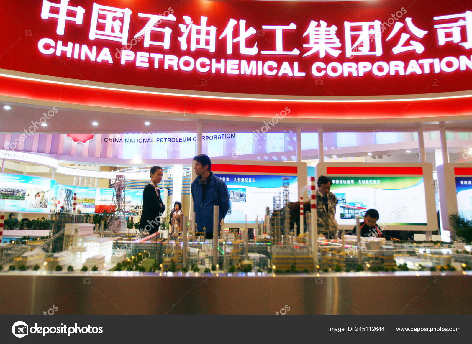 File Visitantes Observan Una Refinería Modelo Stand China Petrochemical ...