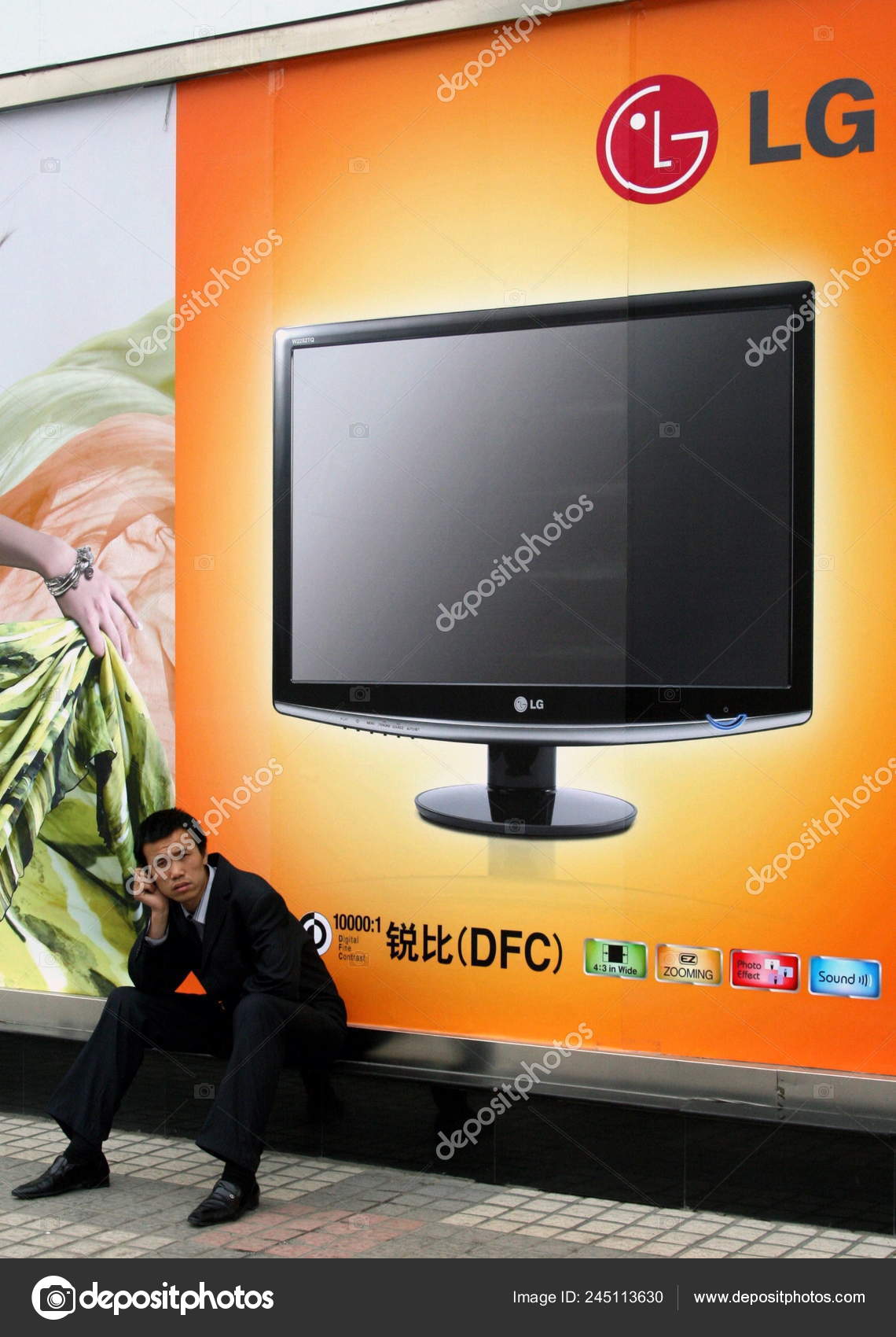 Hombre Chino Descansa Frente Anuncio Pantalla Plana Beijing China ...