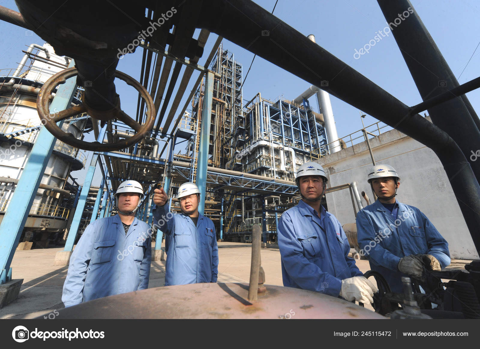 Chinese Staff Check Facilities Sinopec Beijing Yanshan Company Beijing ...