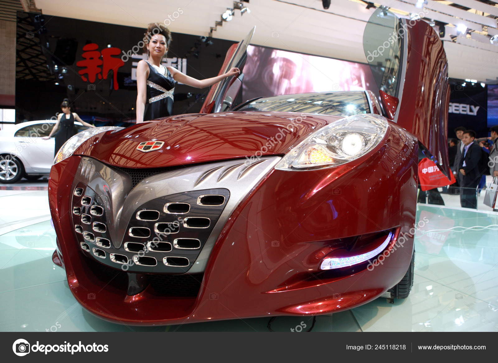 Modelo Posa Con Geely Emgrand Concept 13ª Exposición Internacional ...