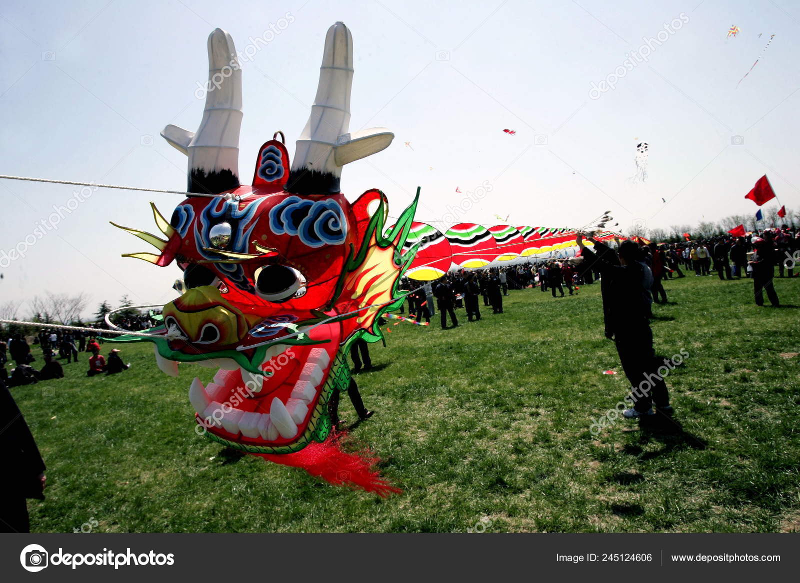 Chinese Contestants Try Fly Dragon Shaped Kite 26Th Weifang ...
