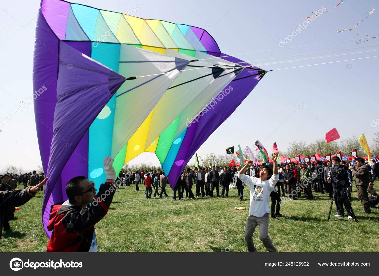 Chinese Contestants Try Fly Kite 26Th Weifang International Kite ...