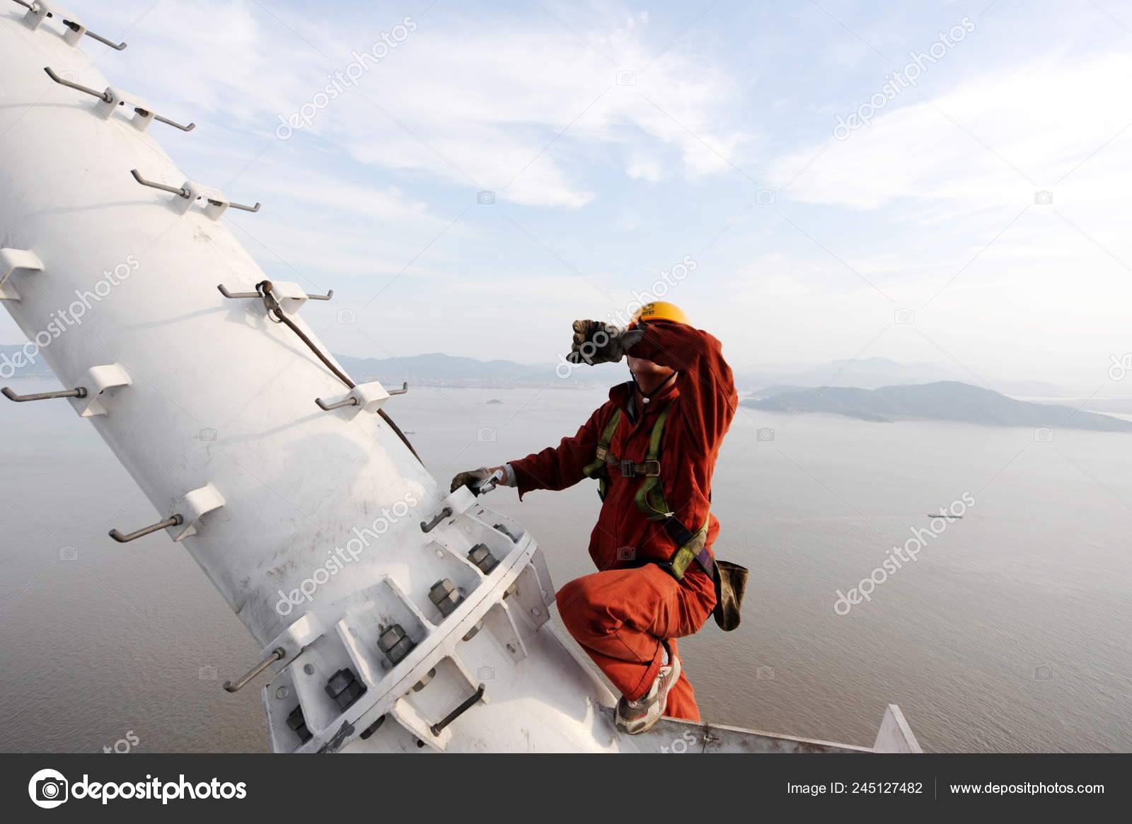 Chinese Construction Worker Seen 370 Meter Tall Pylon Construction ...