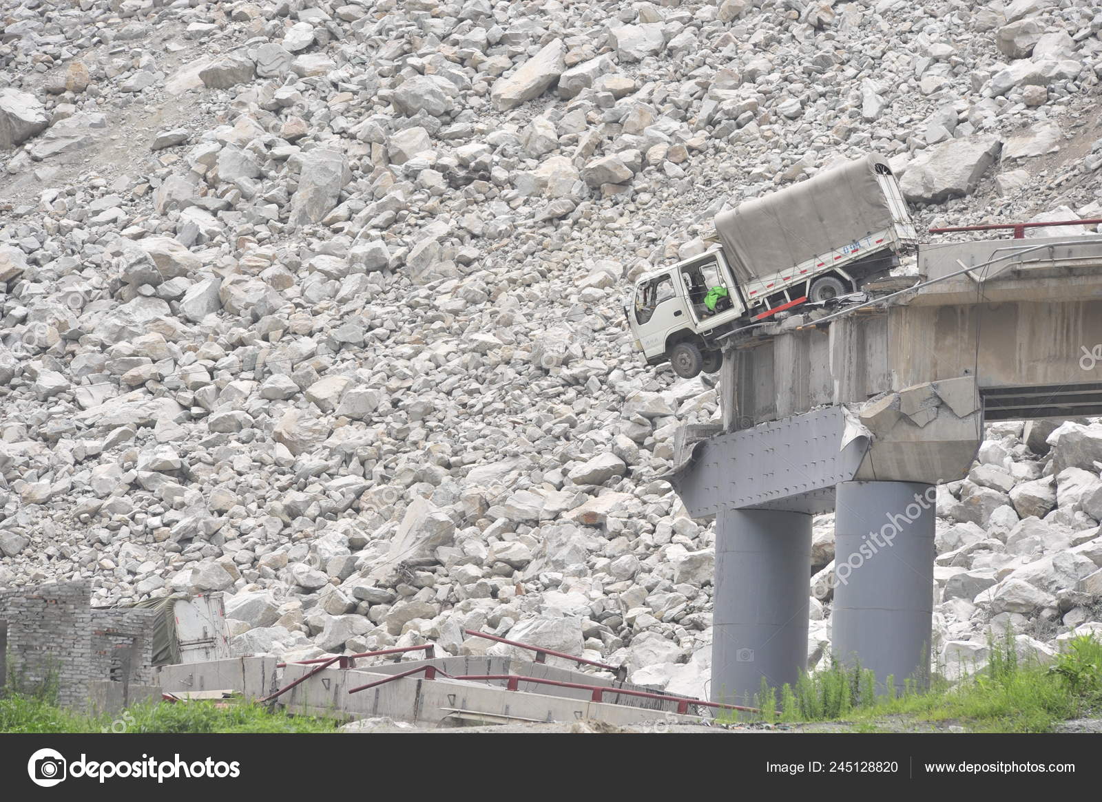 Van Seen Hanging Edge Collapsed Chediguan Bridge Wenchuan County Aba ...