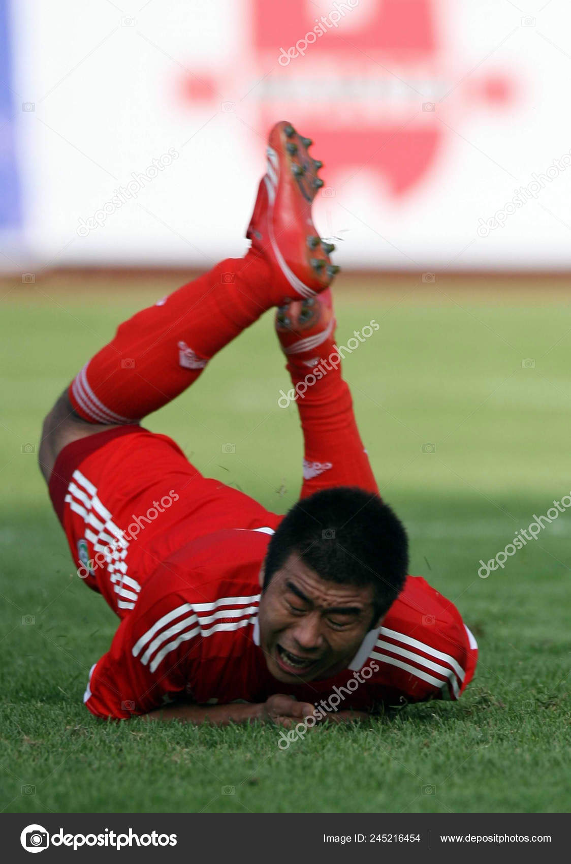 Chinas Han Peng Falls While Competing Australian Soccer Players ...