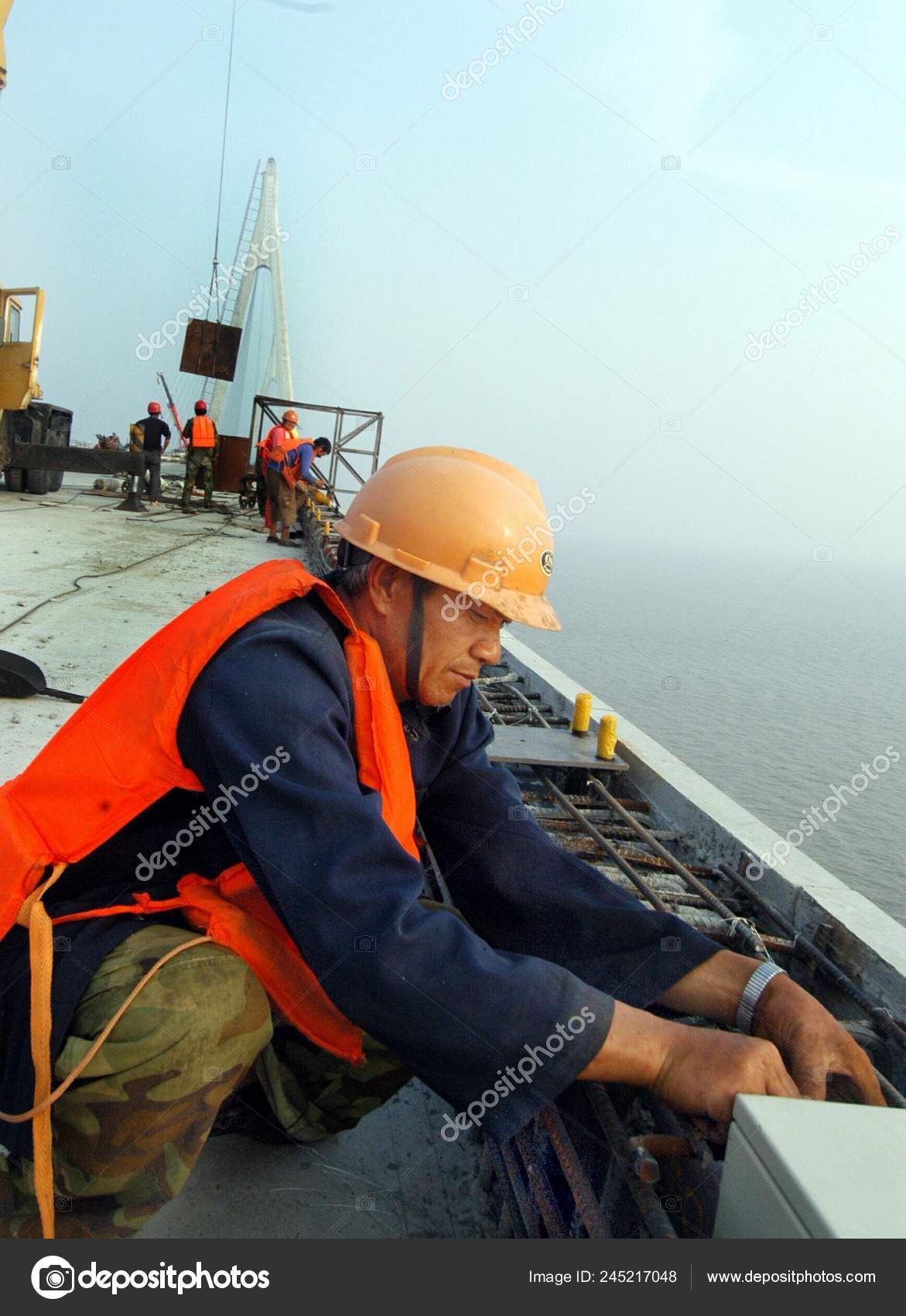 Chinese Construction Workers Install Steel Bars Hangzhou Bay Bridge ...