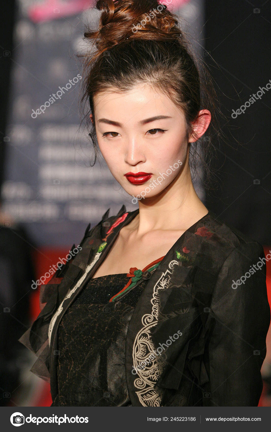 Model Parades Liangzi Tangy Collection Selected Fashion Show China ...