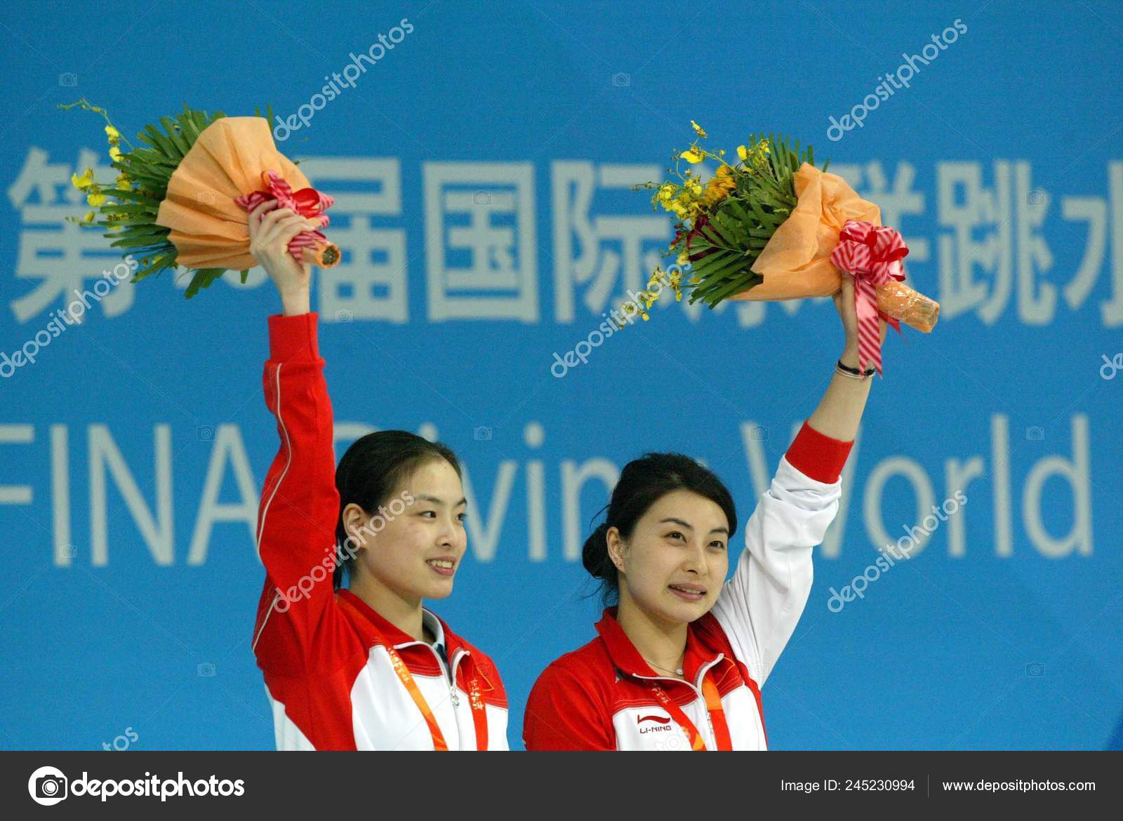 Chinas Minxia Guo Jingjing Greet Fans Won Womens Synchro Springboard – Stock Editorial Photo ...