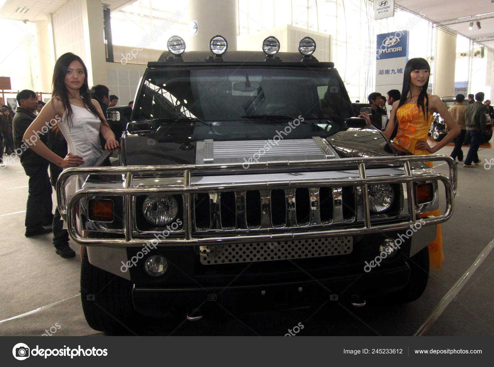 Modelos Chinos Posan Con Suv Hummer Una Feria Automóviles Ciudad — Foto ...