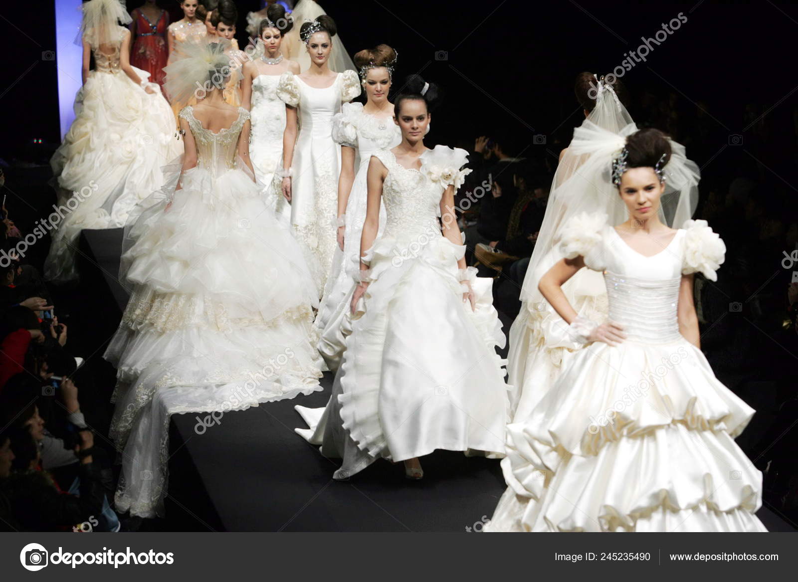 Models Parade Tsaimeiyue Wedding Gowns Fashion Show China Fashion Week ...