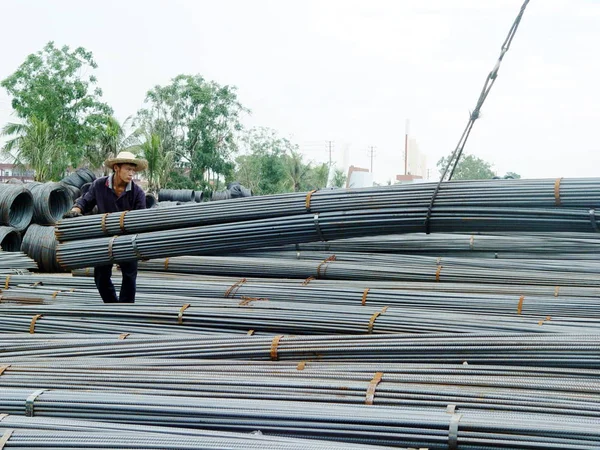 Chinese Workers Direct Crane Lift Reinforcing Steel Rods Exported Steel ...