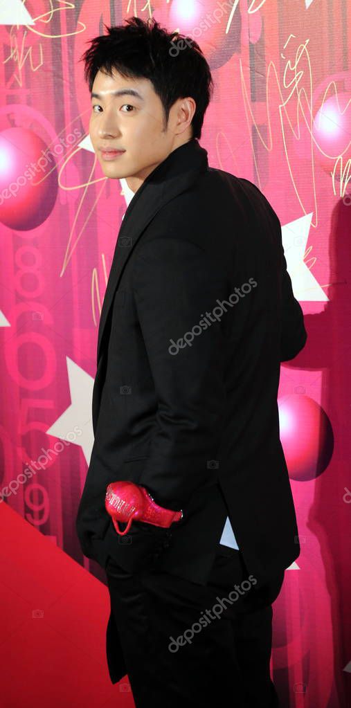 El cantante taiwanés Wilber Pan es visto en la alfombra roja de una ...