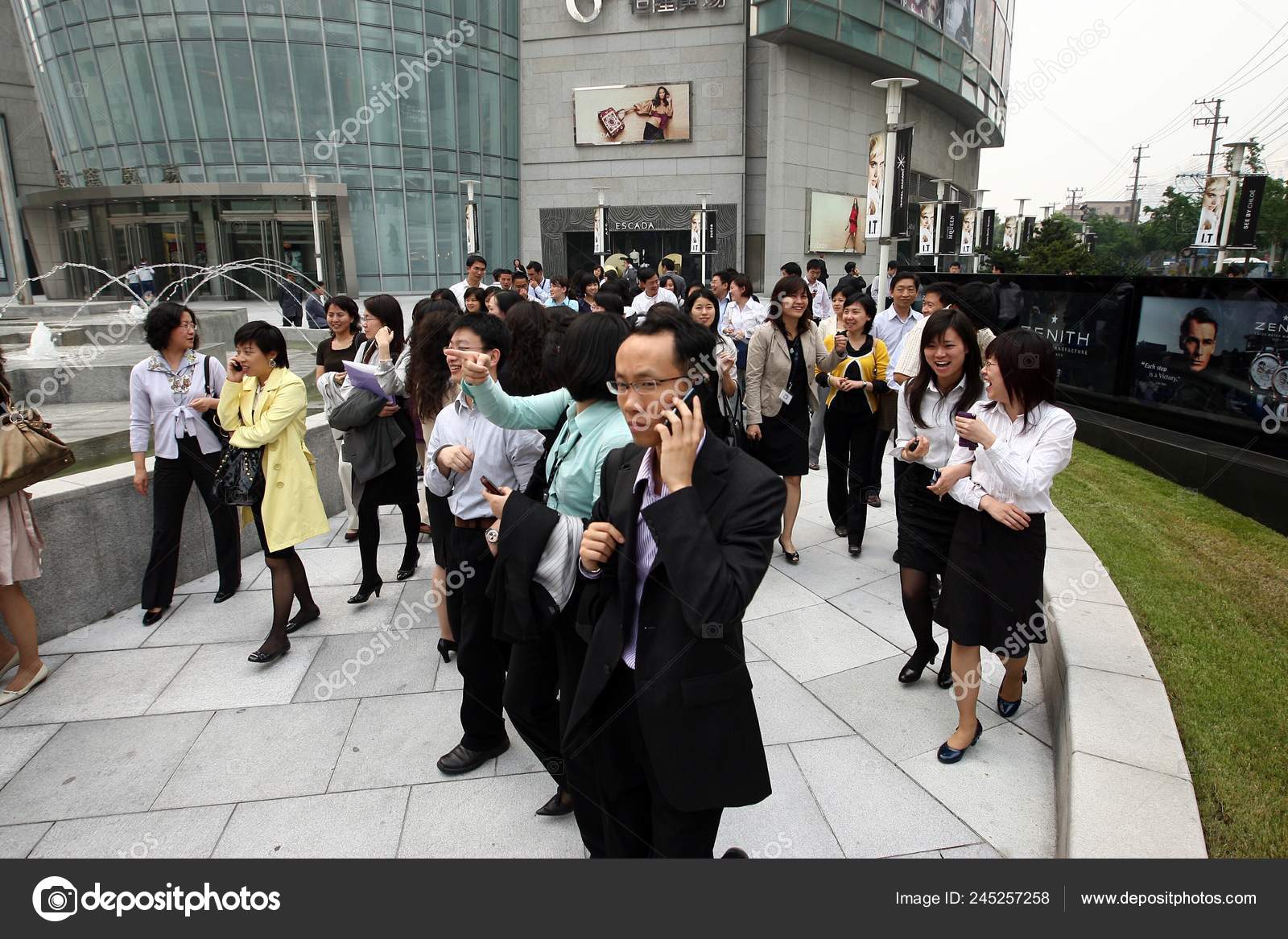People Evacuate Office Buildings Earthquake Magnitude Struck Chinas ...