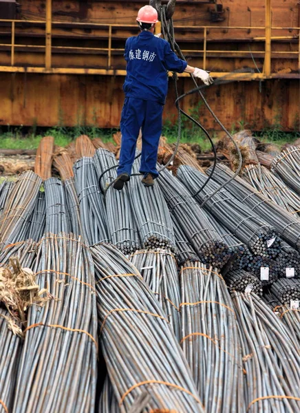 Chinese Workers Direct Crane Lift Reinforcing Steel Rods Exported Steel ...