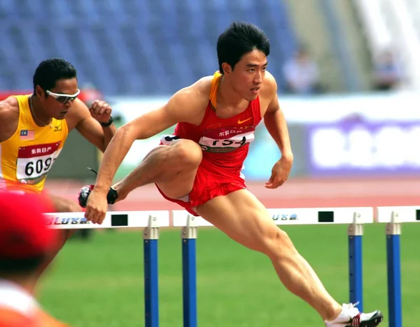 Chinas Star Hurdler Liu Xiang Front Competes Mens 110M Hurdles – Stock ...