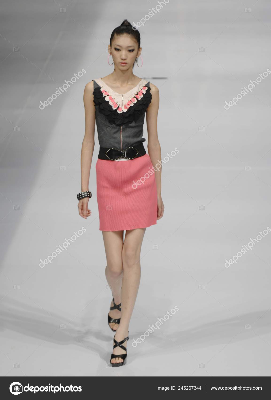 Chinese Model Parades Raffles Design Institute Graduates Show China ...