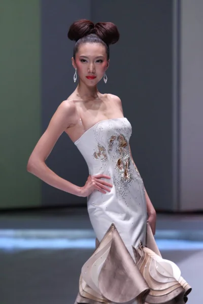 Une jeune femme en tenue de haute couture futuriste Stock Photos ...