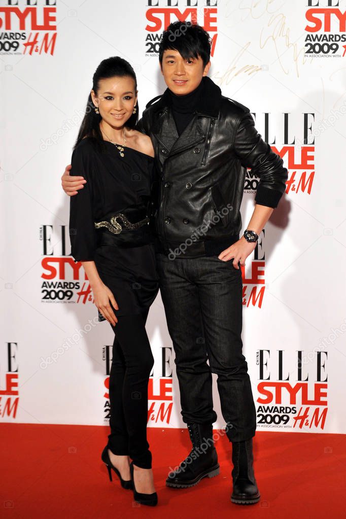La actriz china Dong Jie y su marido actor Pan Yueming se ven en la ...