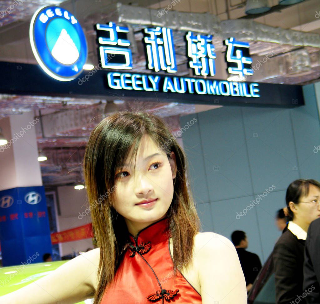 Una showgirl posa en el stand de Geely Automobile durante una ...