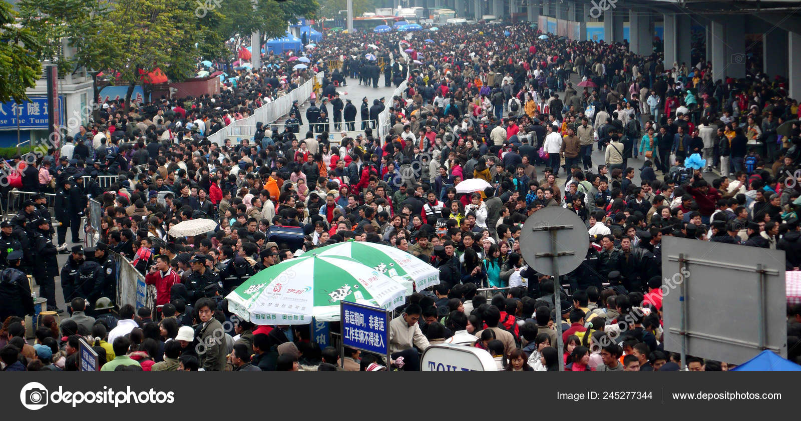 Tens Thousands Passengers Crowd Guangzhou Railway Station South Chinas ...