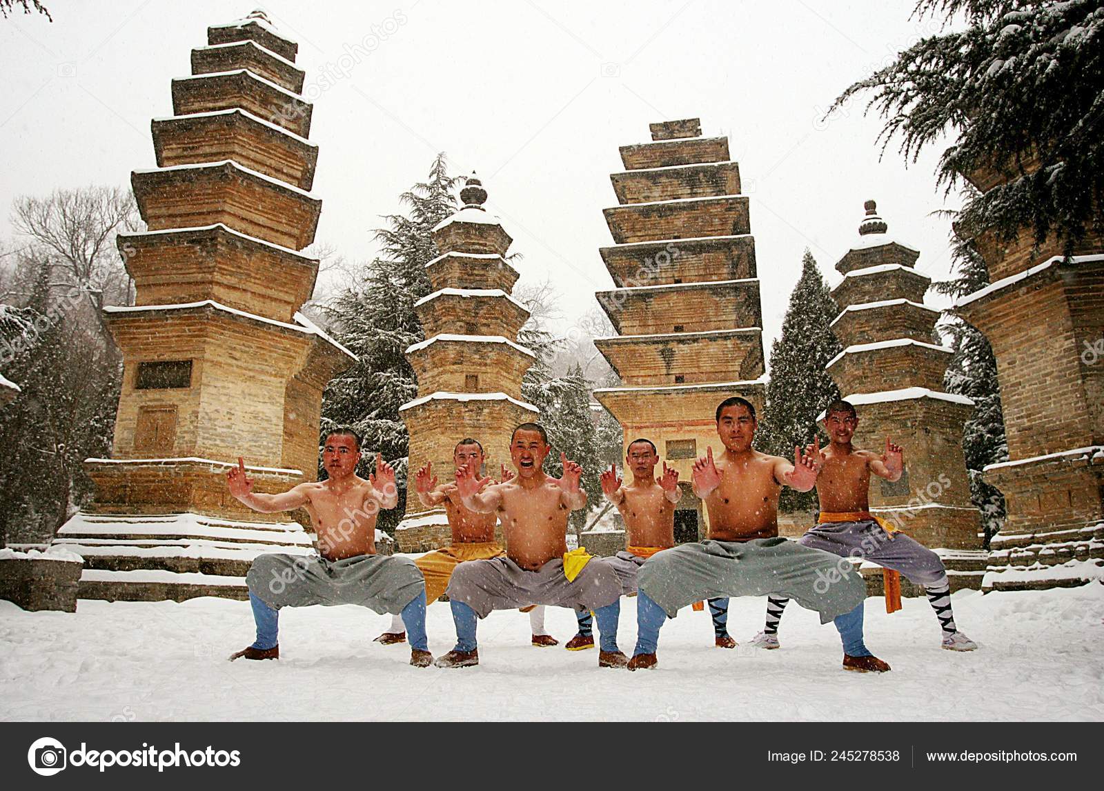 Shaolin Monks Train Shaolin Kungfu Shaolin Temple Songshan Central ...
