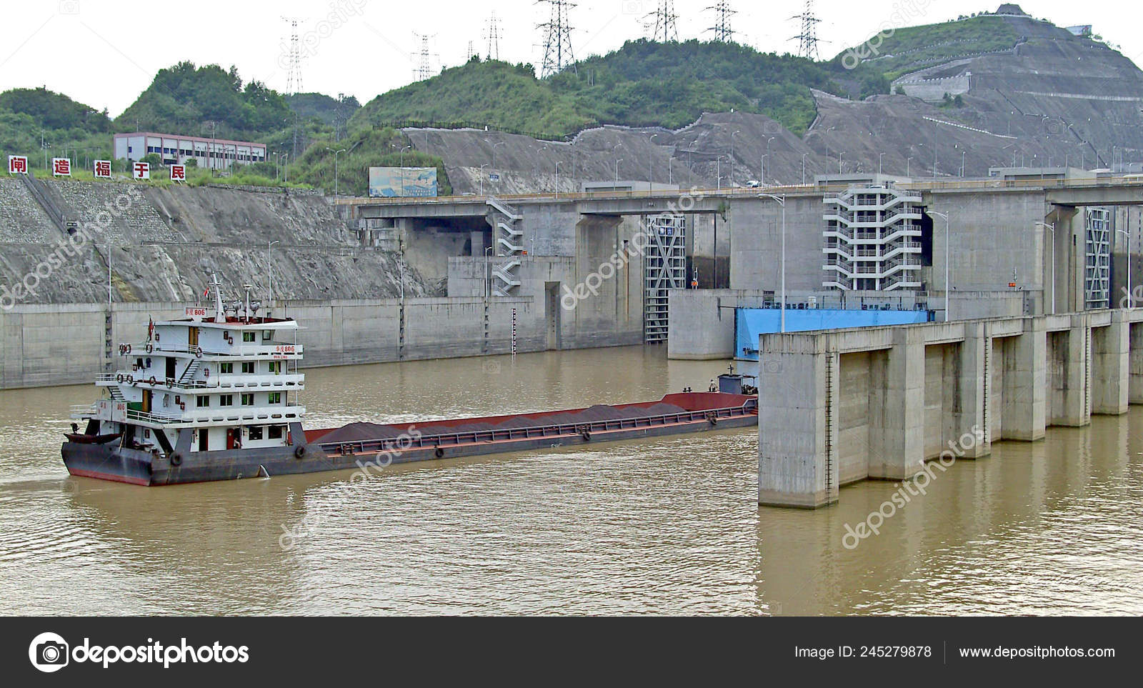 Cargo Ship Sails Ship Lock Three Gorges Dam Yichang Hubei – Stock ...